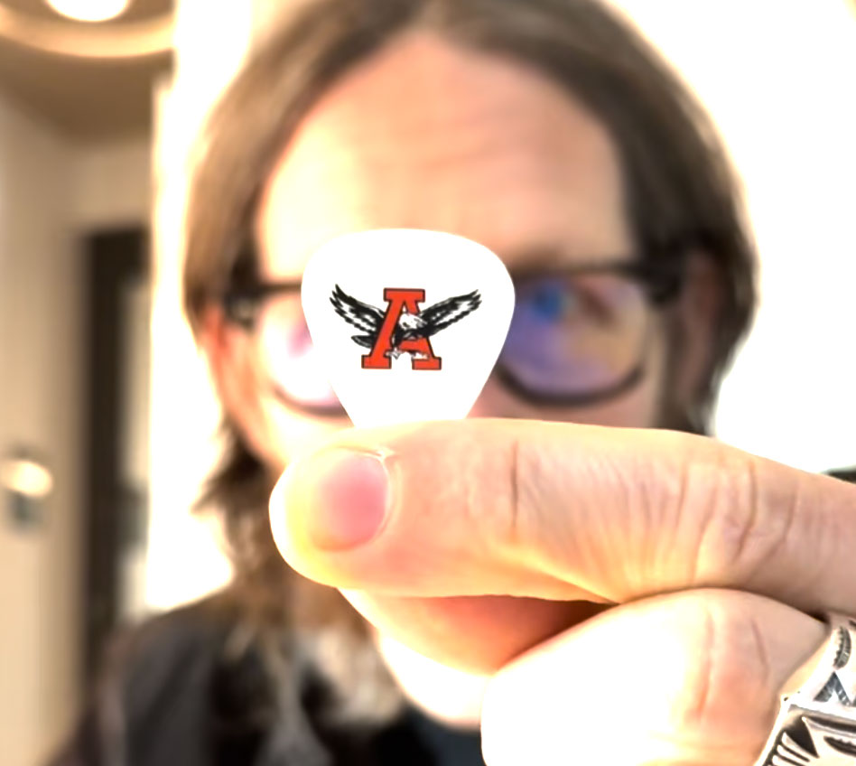 VIDEO: Charlie’s Game Day War Damn Eagle Guitar Pick – Blackberry Smoke ...